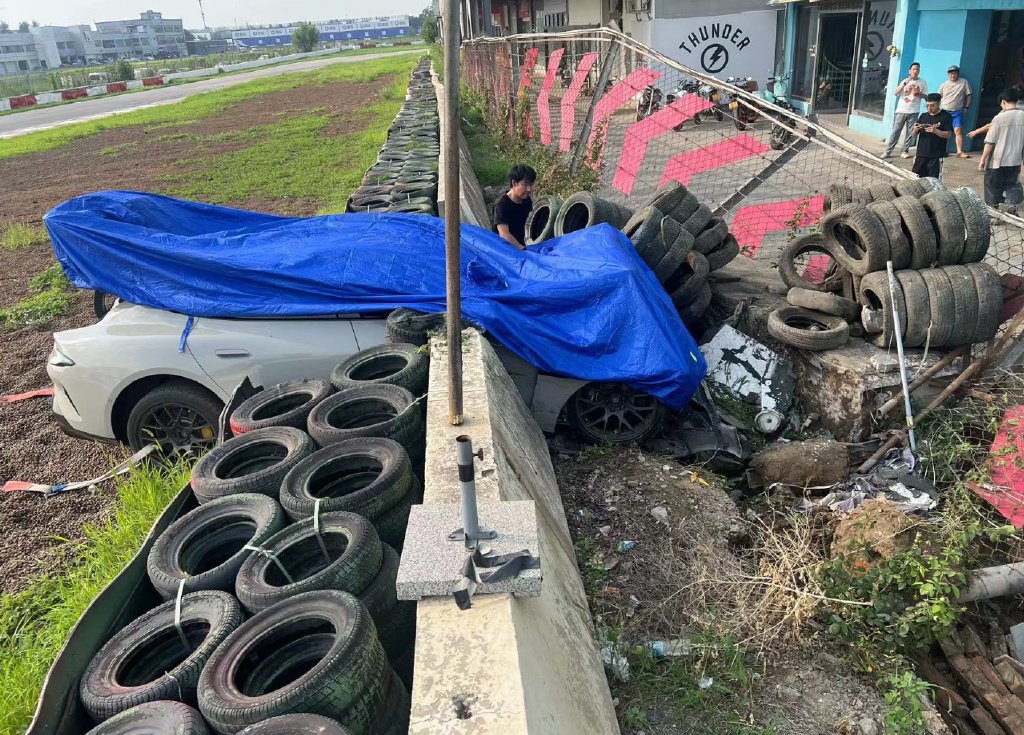 小米SU7又冲出赛道撞墙，被盖上斯巴鲁车衣后拖离现场-新浪汽车