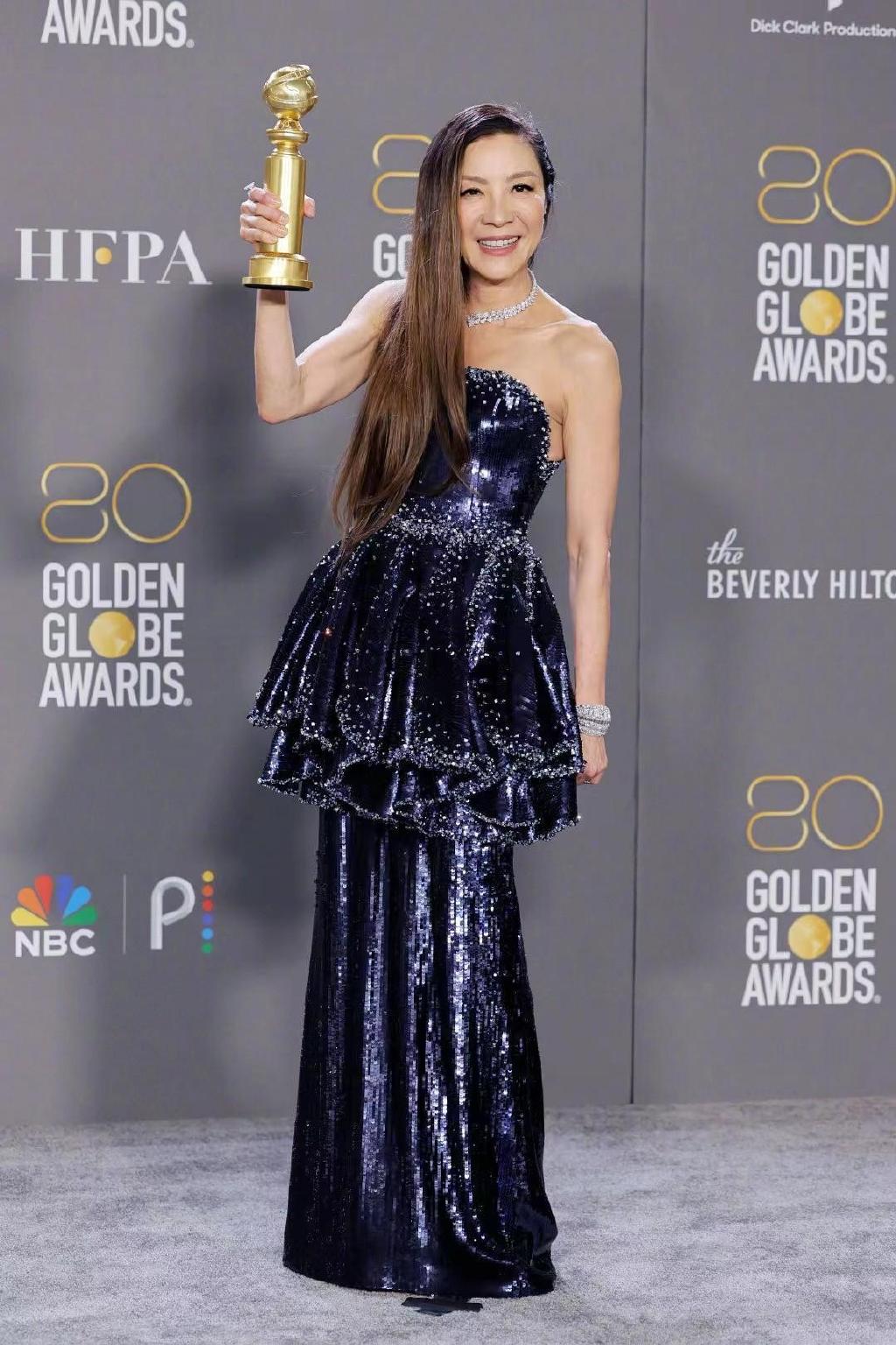 60岁杨紫琼在金球奖上真把人惊艳到！肌肉身材穿性感礼服，真闪耀