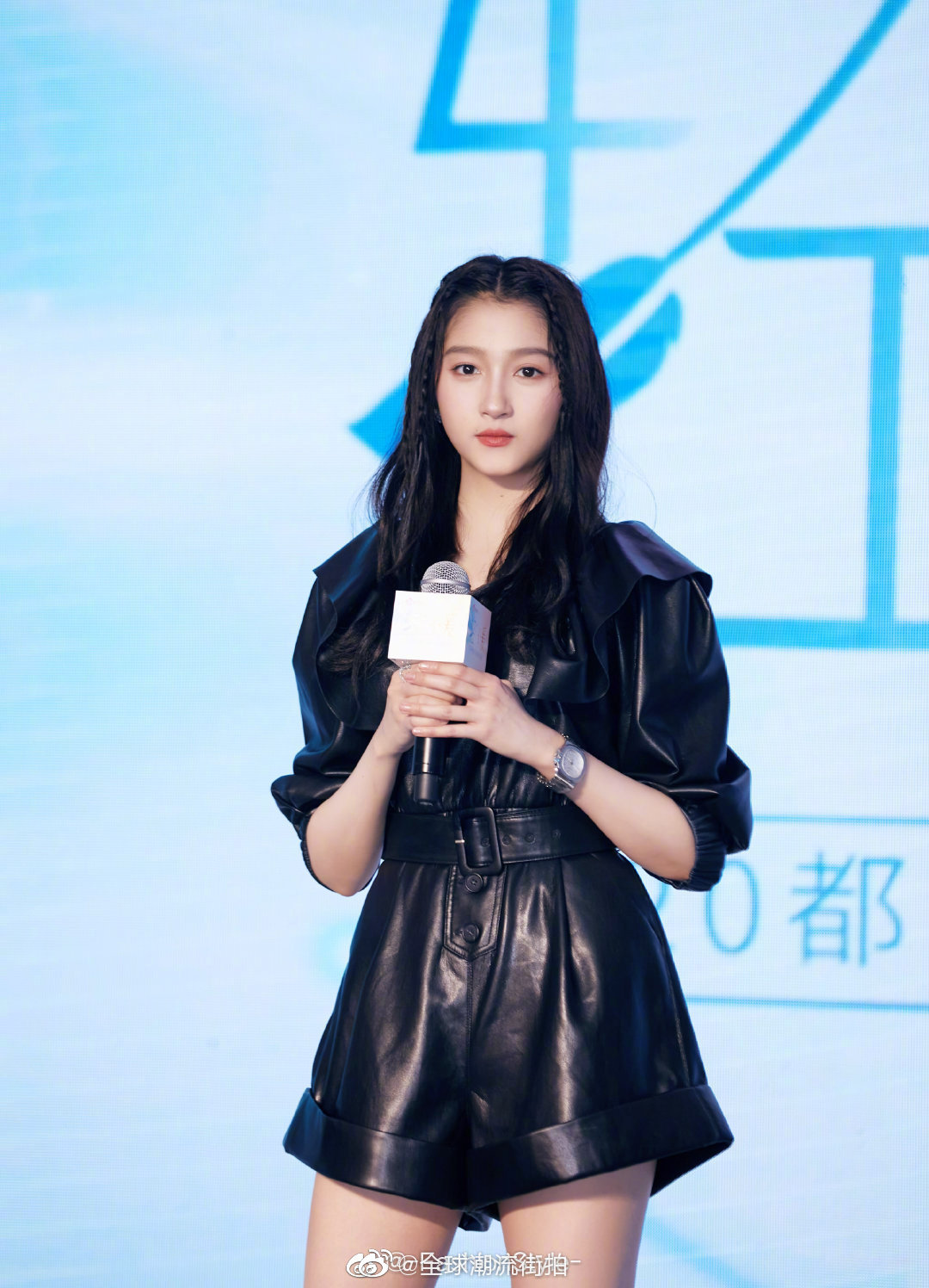 关晓彤出席某品牌活动穿搭逆天的大长腿配上黑色皮裙马丁靴so Cool