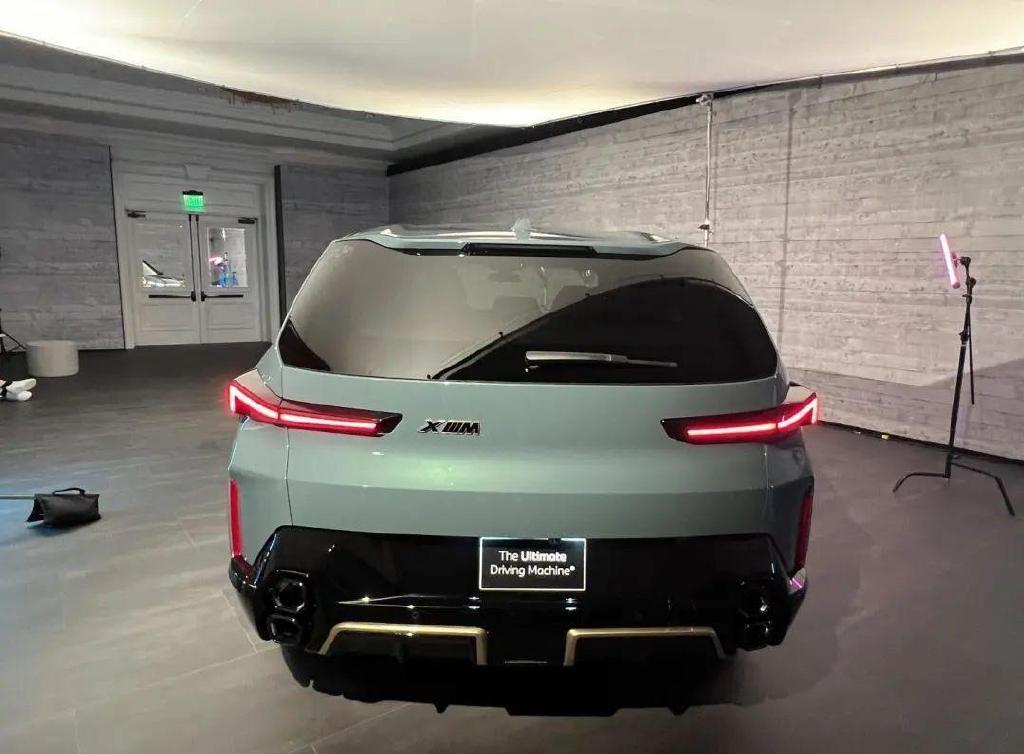 预售价超200万元，搭载4.4T大V8发动机，宝马全新XM实车曝光-新浪汽车