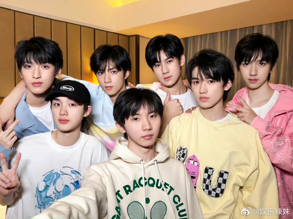 时代少年团晒国庆假期大合照： 马嘉祺__财经头条