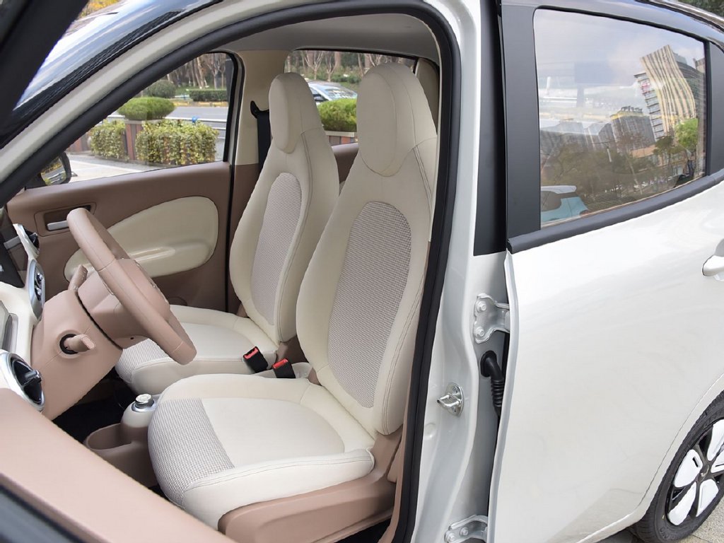 五菱宏光MINIEV四门版来了，售价4.48万元起，可以闭眼入吗？-新浪汽车