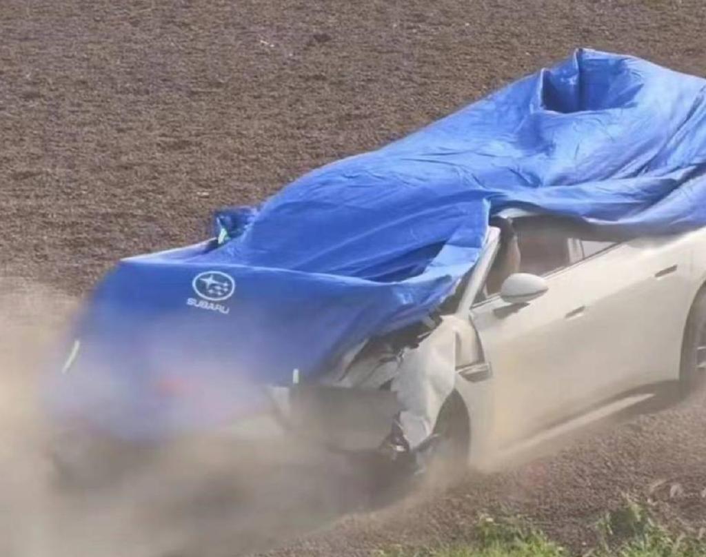 小米SU7又冲出赛道撞墙，被盖上斯巴鲁车衣后拖离现场-新浪汽车