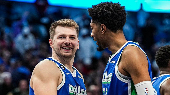 32分+28分！联盟第2！从落选秀到超级第六人，他要签7700万大合同|伍德|独行侠|落选_新浪新闻