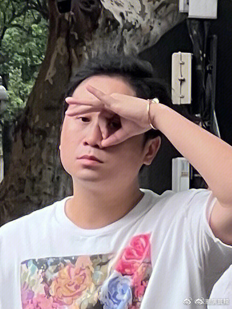 摊爸继“OK”手势后，又有新pose了，摆的姿势就很tangoz！__财经头条