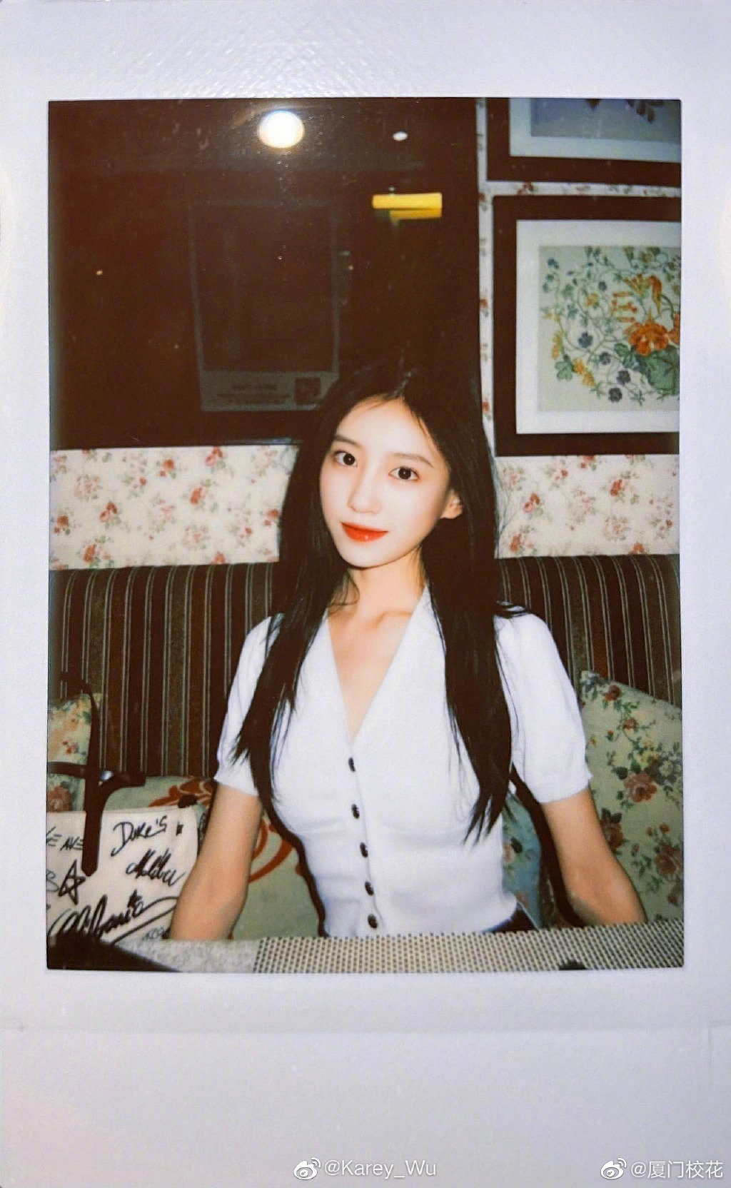 她叫Karey_Wu 98年，就读于中央音乐学院古琴专业，很有气质的女生
