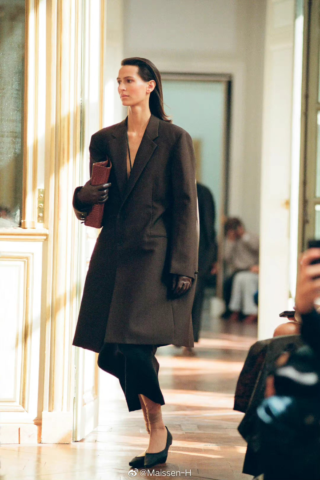 The Row Pre-Fall 2023 The Row发布了2023早秋系列……