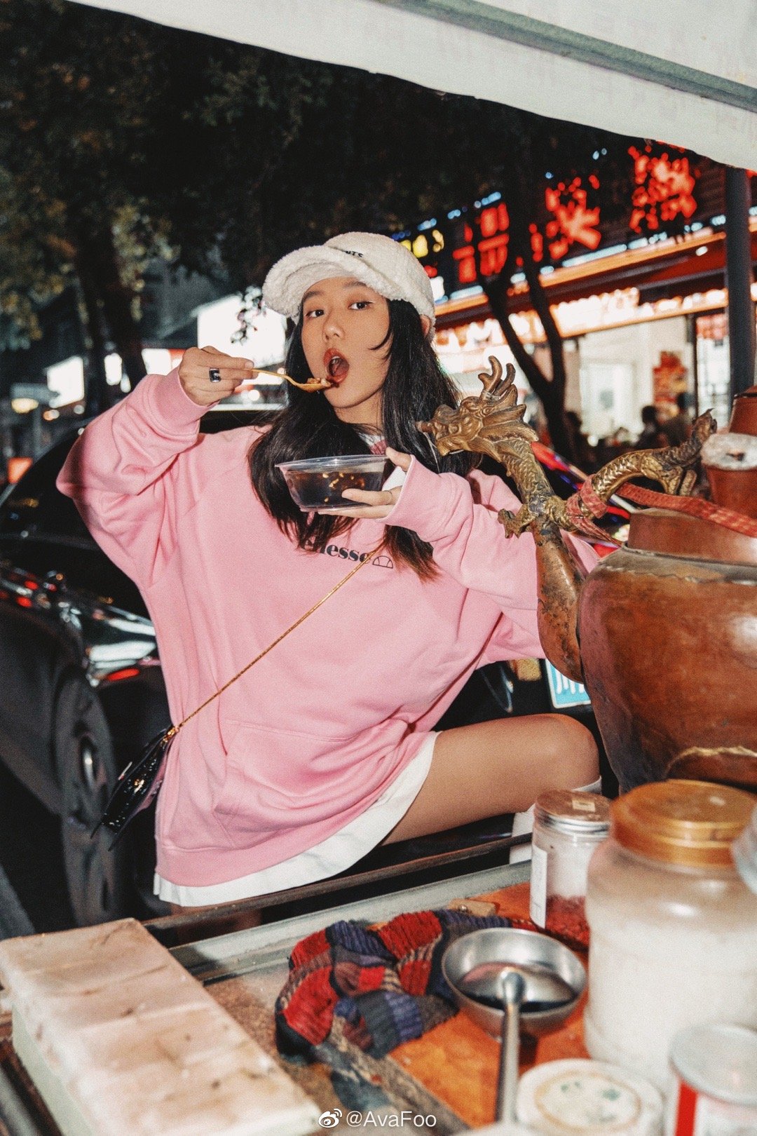 LOOK 2077 和闺蜜成都大排档撸串炫冰粉的日子巴适得很……__财经头条