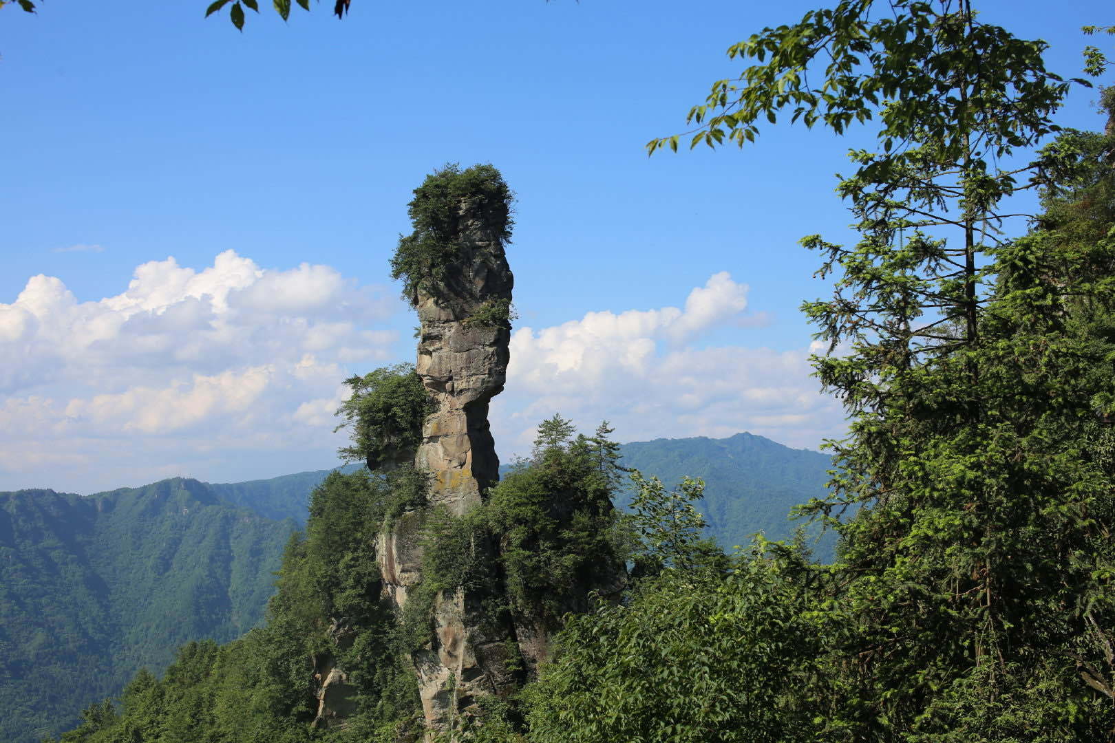 万寿山景区为国家AAAA级旅游景区，位于神奇的北纬30度