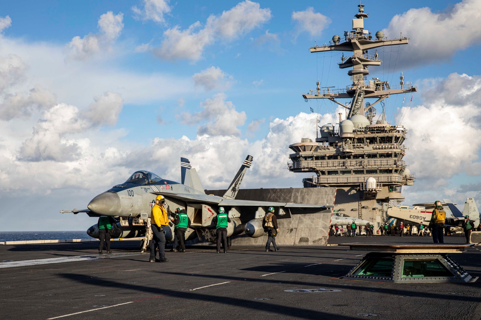 “尼米兹”级航空母舰“乔治·h·w·布什”号(CVN 77)在飞行甲板