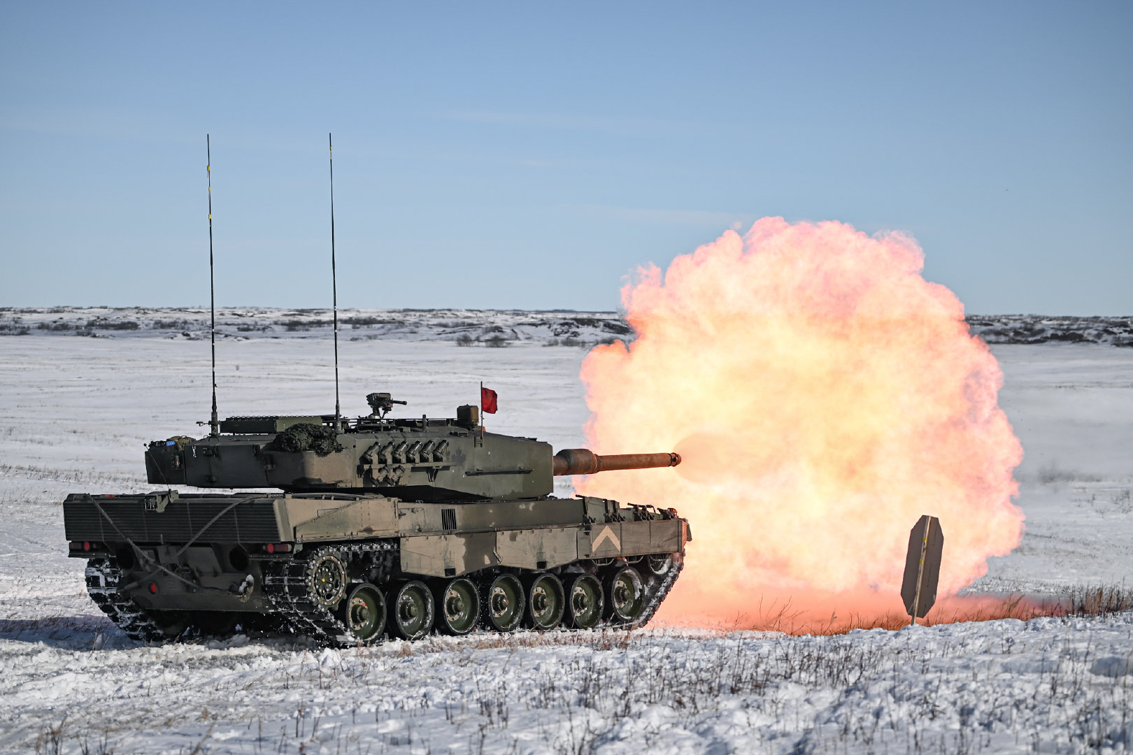 豹2A4主战坦克进行实弹射击