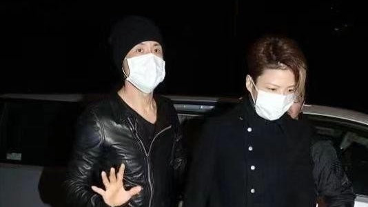 张学友罕见携手妻子亮相！罗美薇打扮简单却高级，老公被衬成保镖|罗美薇|张学友|大衣_新浪新闻