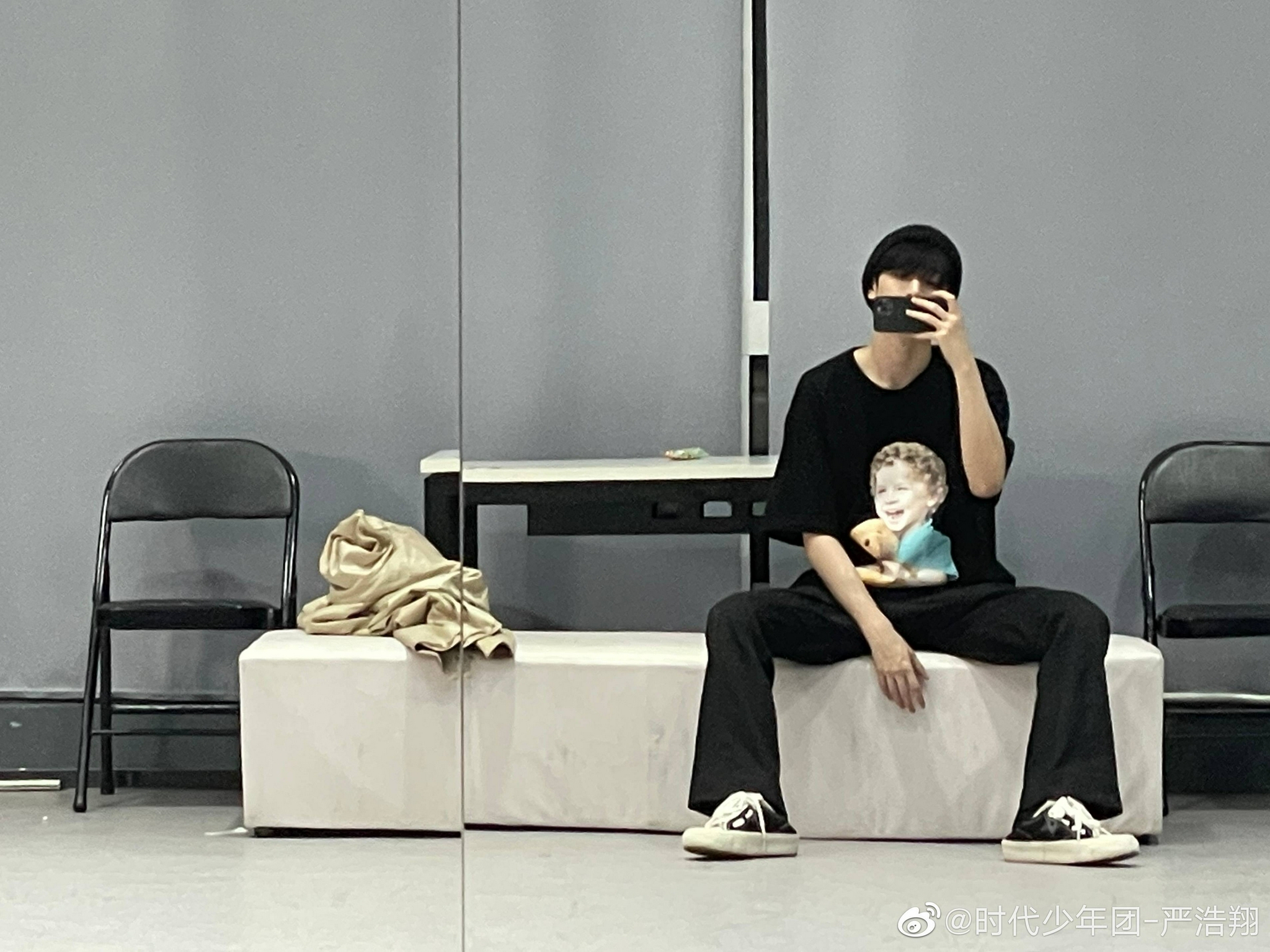 严浩翔更新练习室照片！ 一身黑的小严又酷又拽