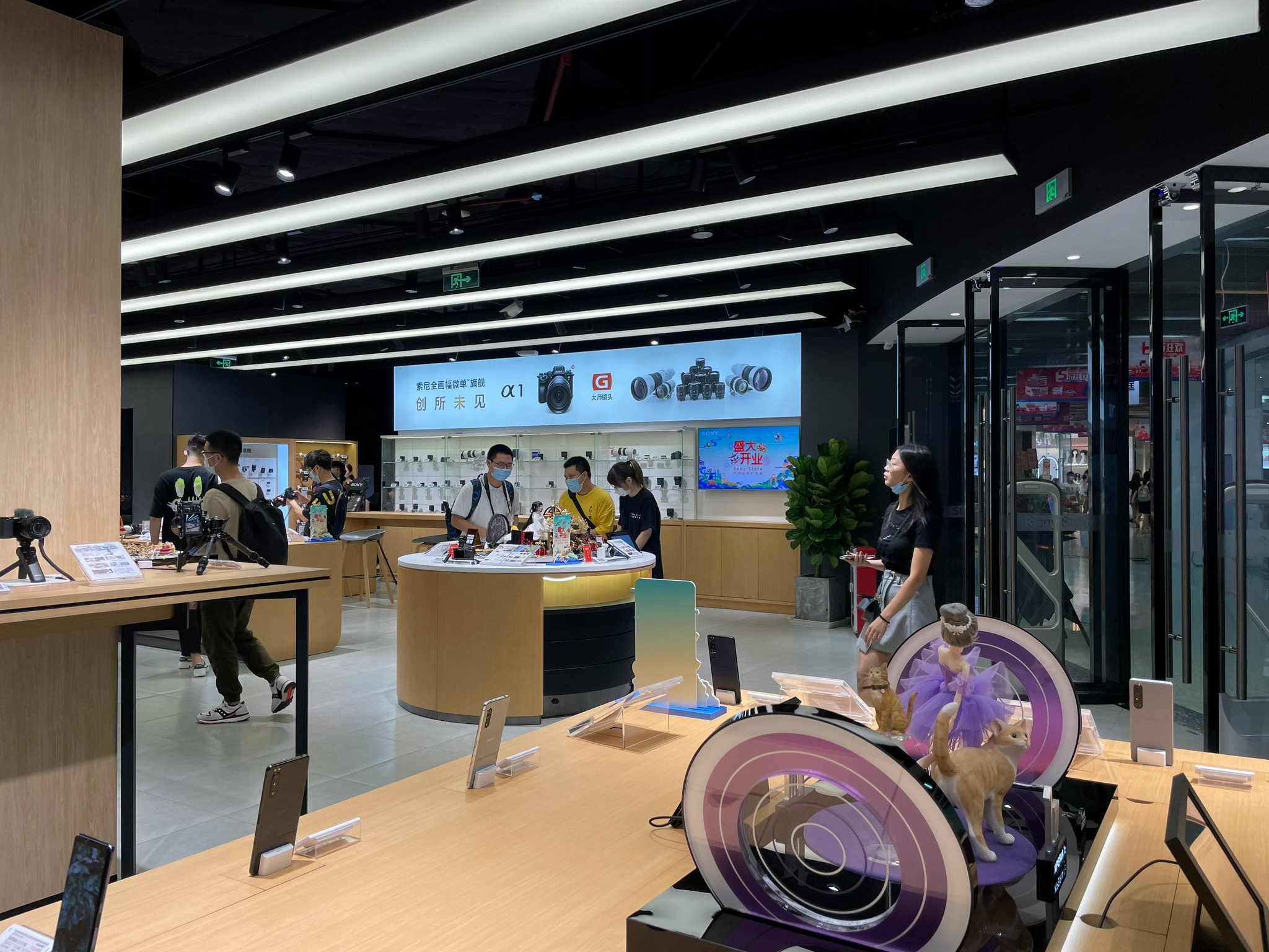 索尼店从太古汇搬来正佳广场。今天开门第一天，特意过来当索粉……