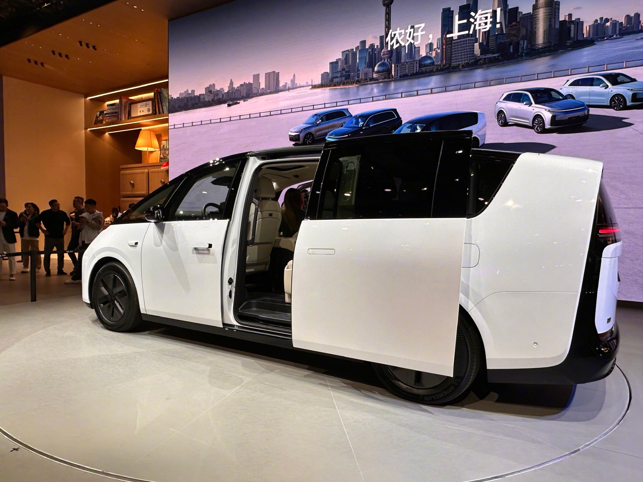 2025上海车展理想MEGA Home家庭特别版 售价55.98万元-新浪汽车