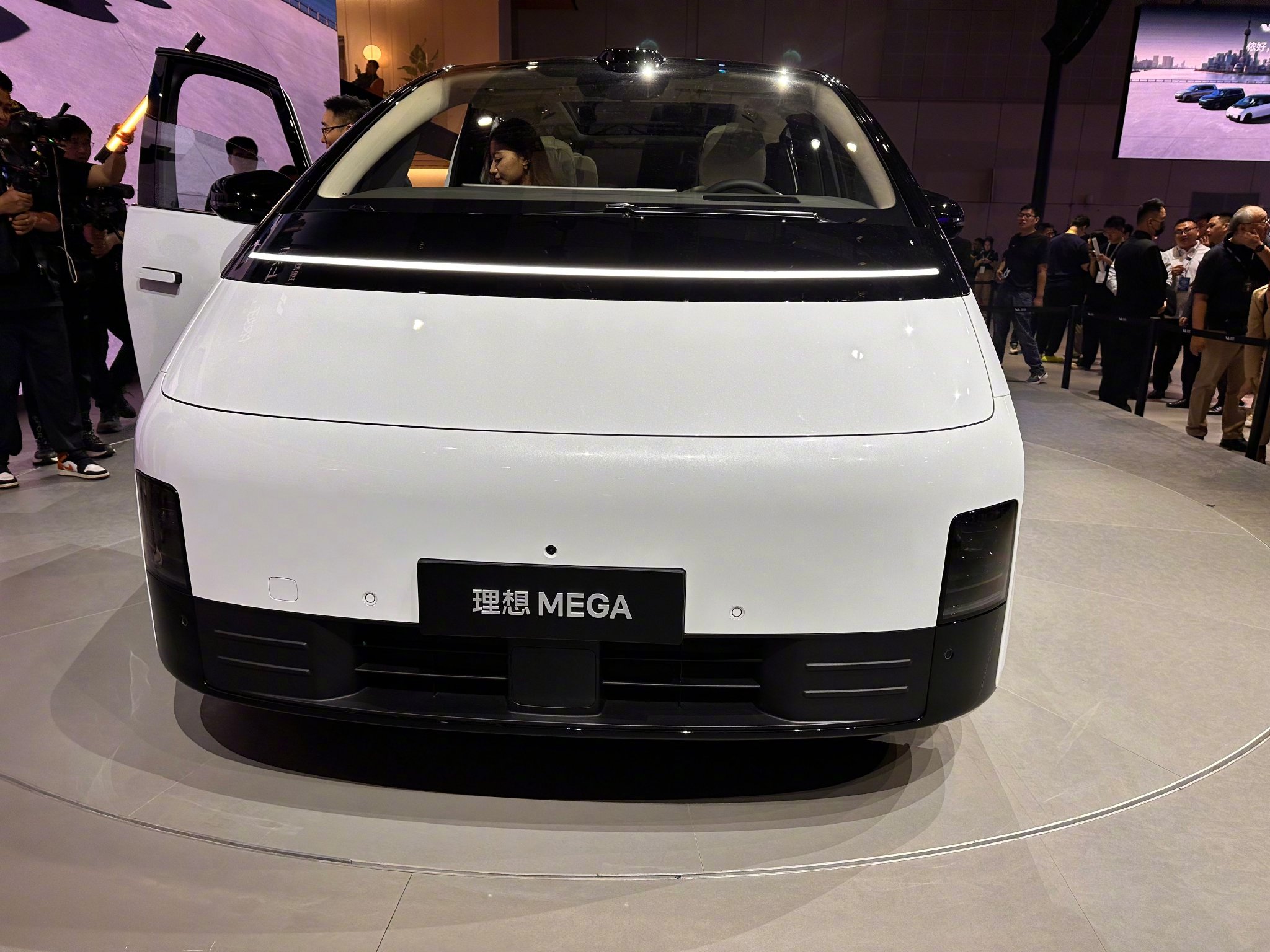 2025上海车展理想MEGA Home家庭特别版 售价55.98万元-新浪汽车