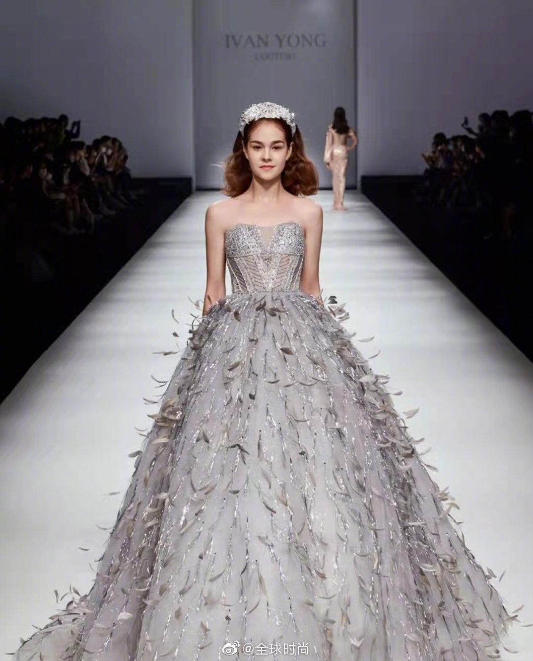 从银河里走出的婚纱 IVAN YONG 2022 SS大秀……__财经头条