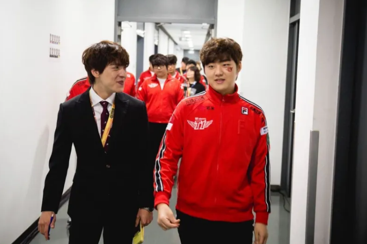 Bang宣布退役后连发十张图！满是SKT回忆，有一张特别扎心