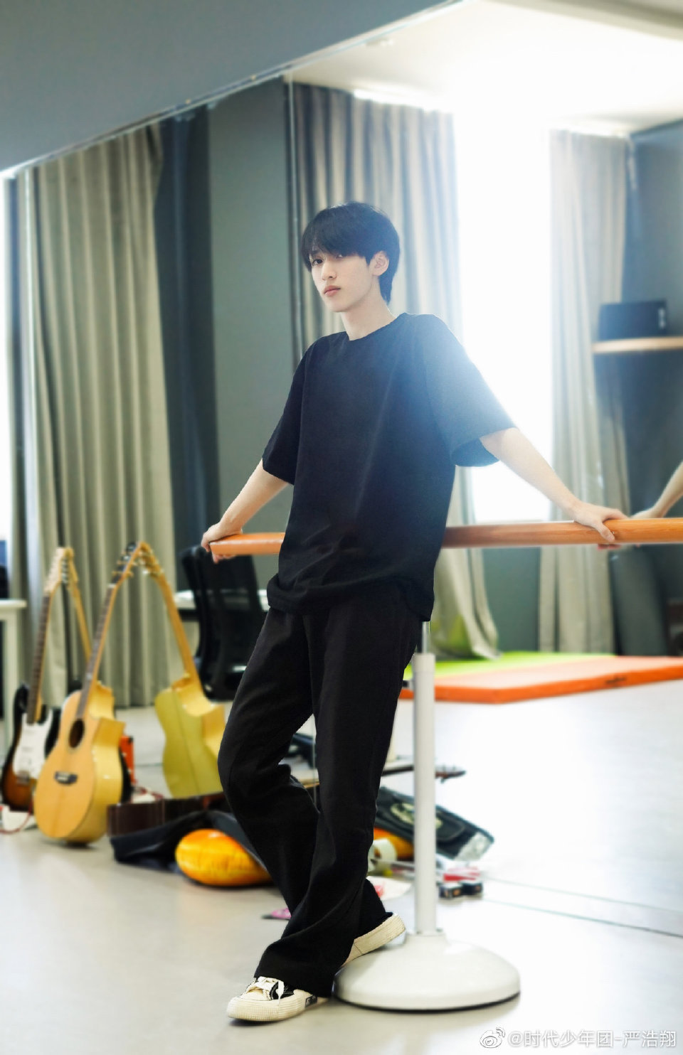 严浩翔更新练习室照片！ 一身黑的小严又酷又拽