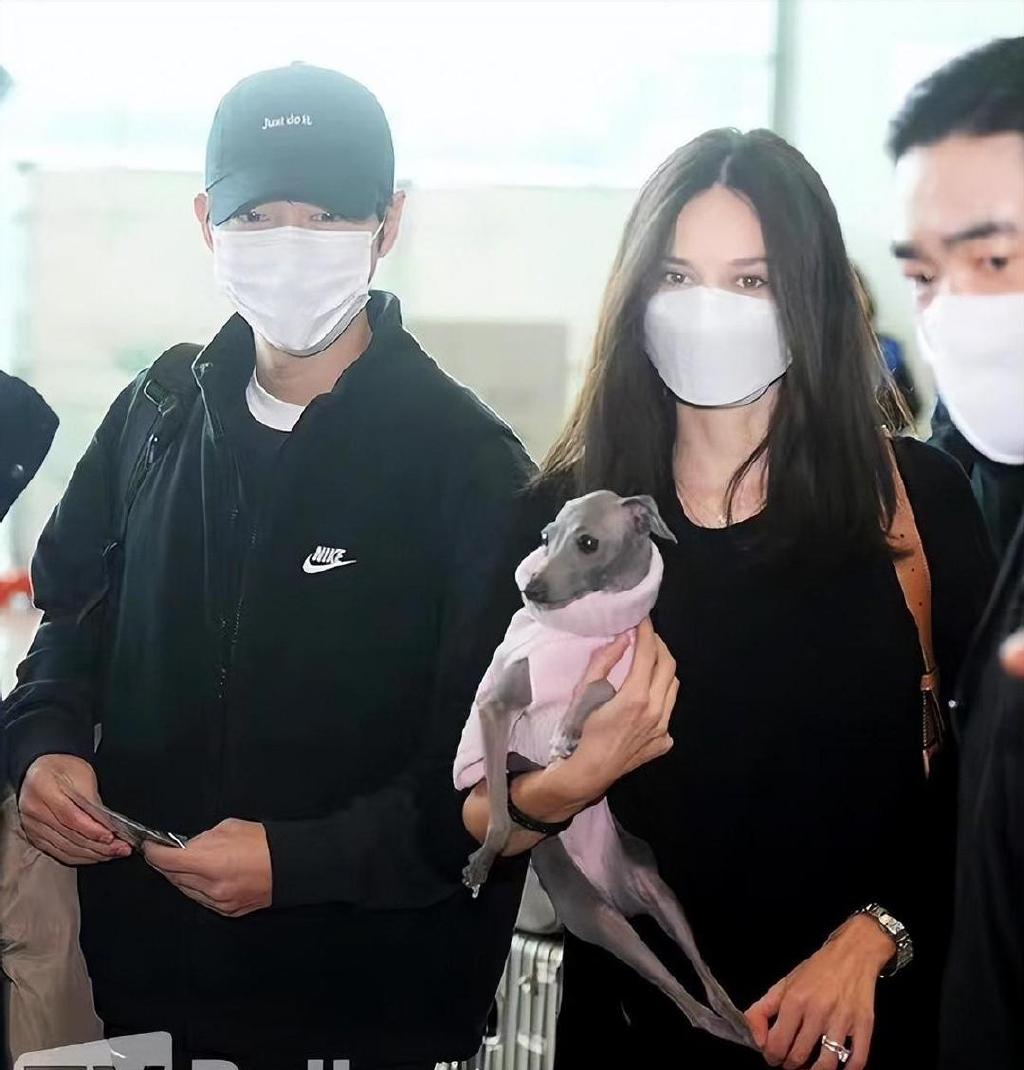 宋仲基妻子戴大钻戒亮相！穿黑色鸽子蛋好耀眼，比宋慧乔的还夸张