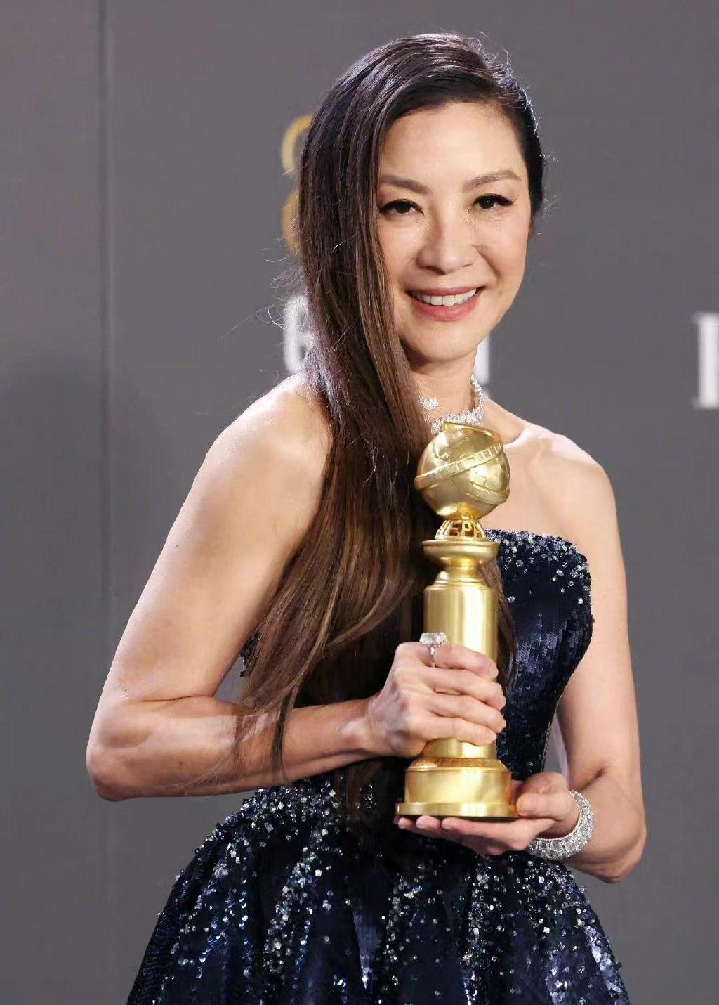 60岁杨紫琼在金球奖上真把人惊艳到！肌肉身材穿性感礼服，真闪耀__财经头条