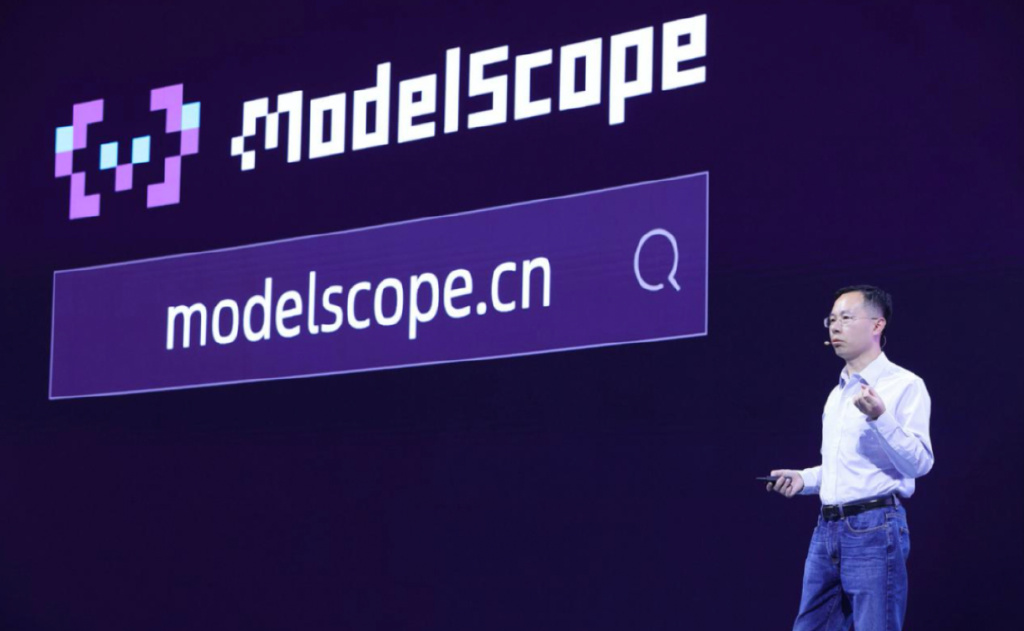 “考古”周靖人，主导LLM、推动MaaS、AI开源，下一步如何与云整合？__财经头条