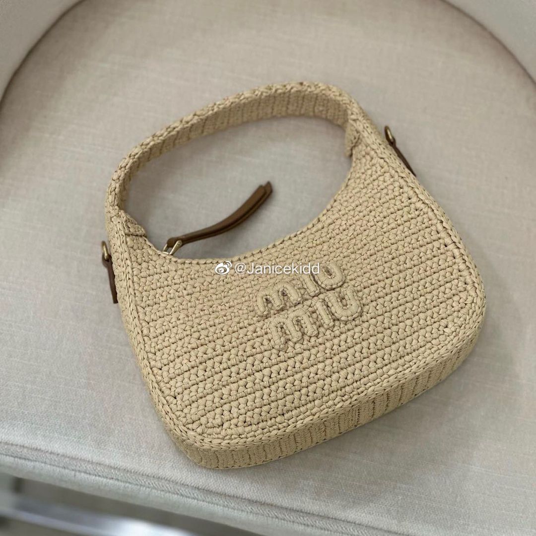 Miu Miu 2023年春夏手袋新作__财经头条