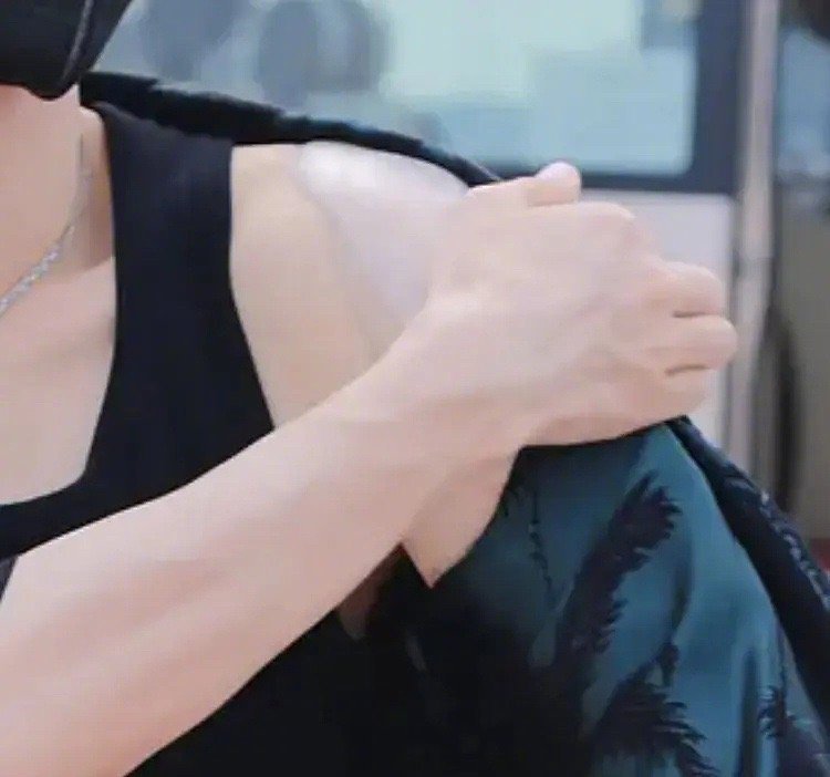 u1s1刘宇的肩膀好白啊~ 肌肉线条也好好看