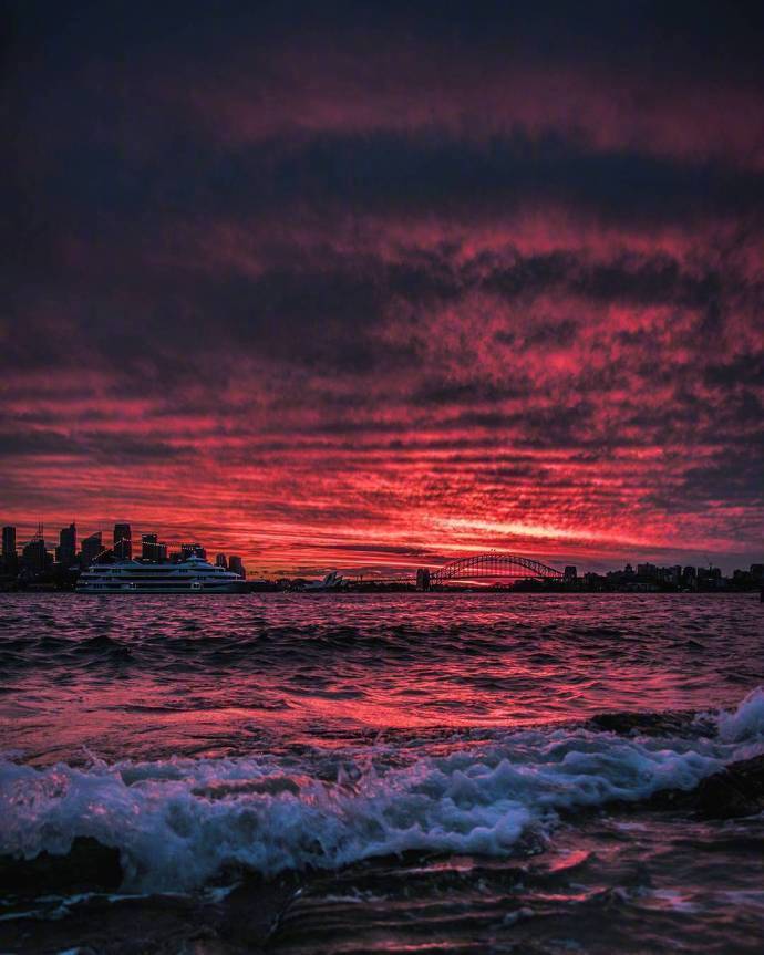 听说 ，橘红色的天空是星星在出嫁。