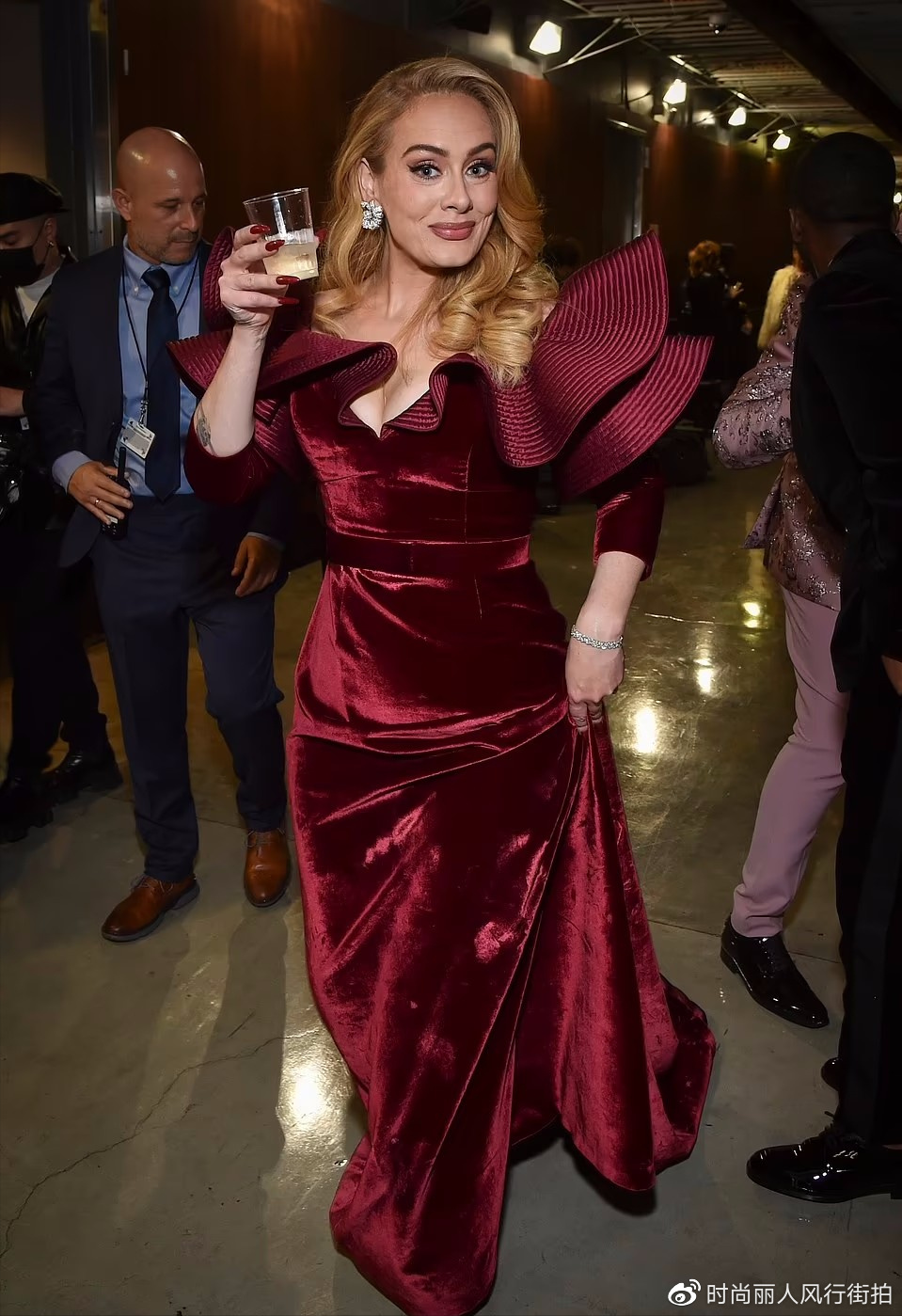 阿黛尔又成大赢家！穿一身酒红色闪耀颁奖礼如女王，瘦了后开挂了__财经头条