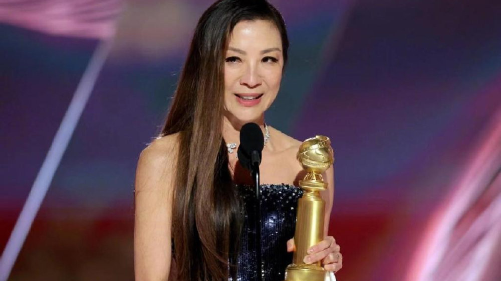 60岁杨紫琼在金球奖上真把人惊艳到！肌肉身材穿性感礼服，真闪耀|杨紫琼|礼服|金球奖_新浪新闻