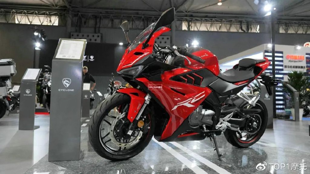 国产250配置天花板，赛科龙RC250亮相成都，同级内卷终结者？-新浪汽车