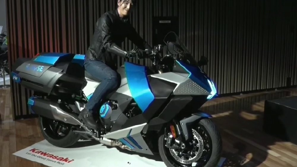 川崎H2 SX氢动力版本实车首次亮相，背着两个气罐跑长途？-新浪汽车