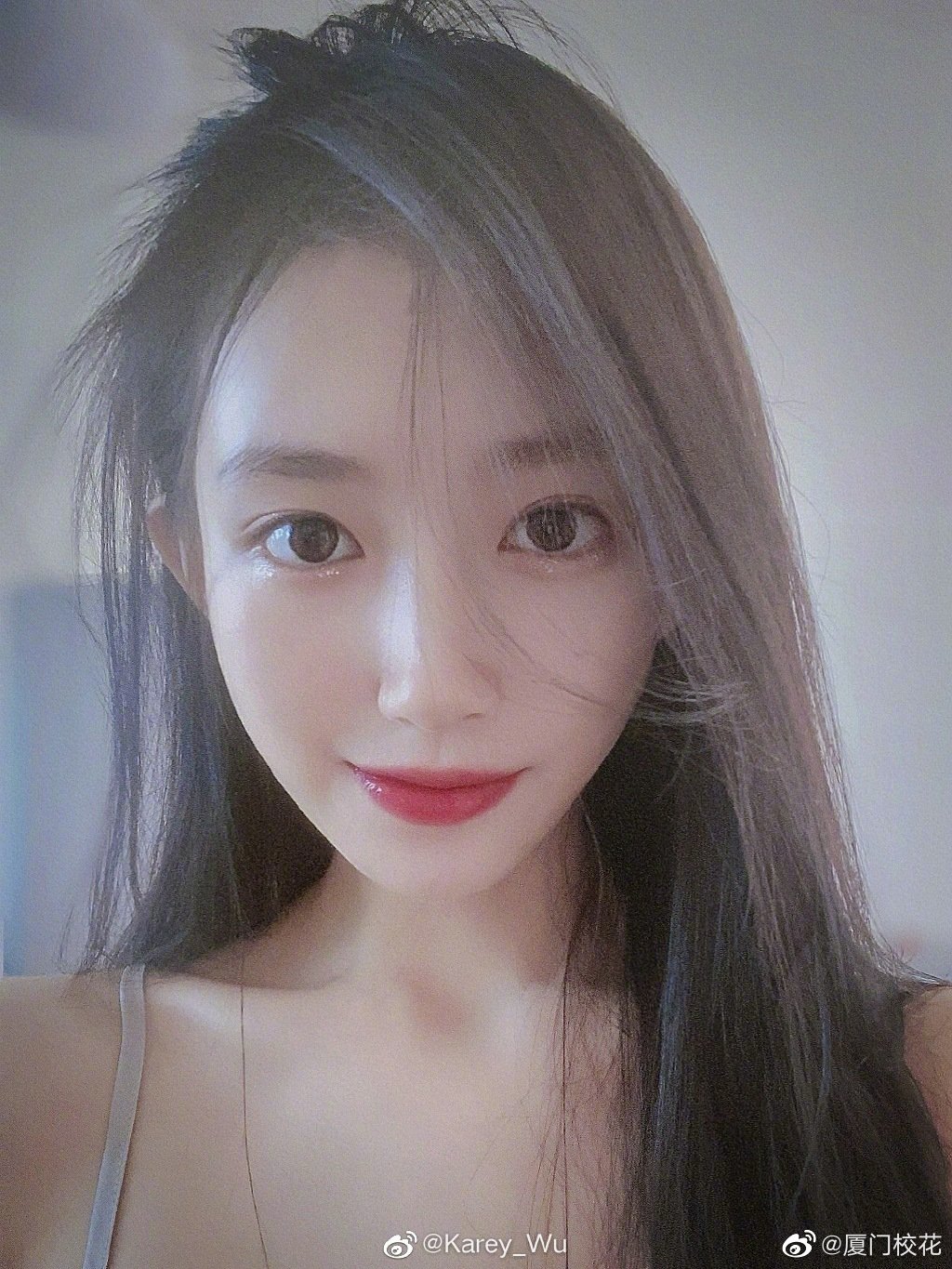 她叫Karey_Wu 98年，就读于中央音乐学院古琴专业，很有气质的女生