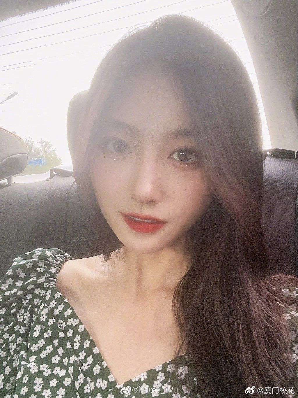 她叫Karey_Wu 98年，就读于中央音乐学院古琴专业，很有气质的女生