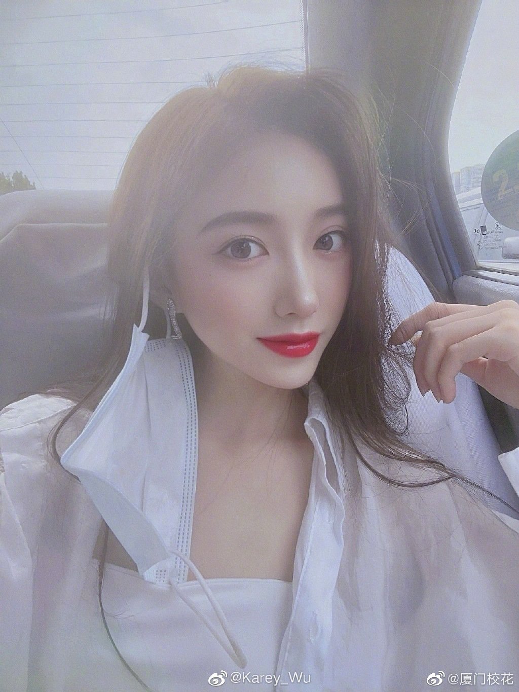 她叫Karey_Wu 98年，就读于中央音乐学院古琴专业，很有气质的女生