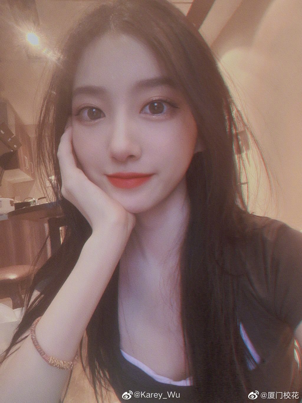她叫Karey_Wu 98年，就读于中央音乐学院古琴专业，很有气质的女生