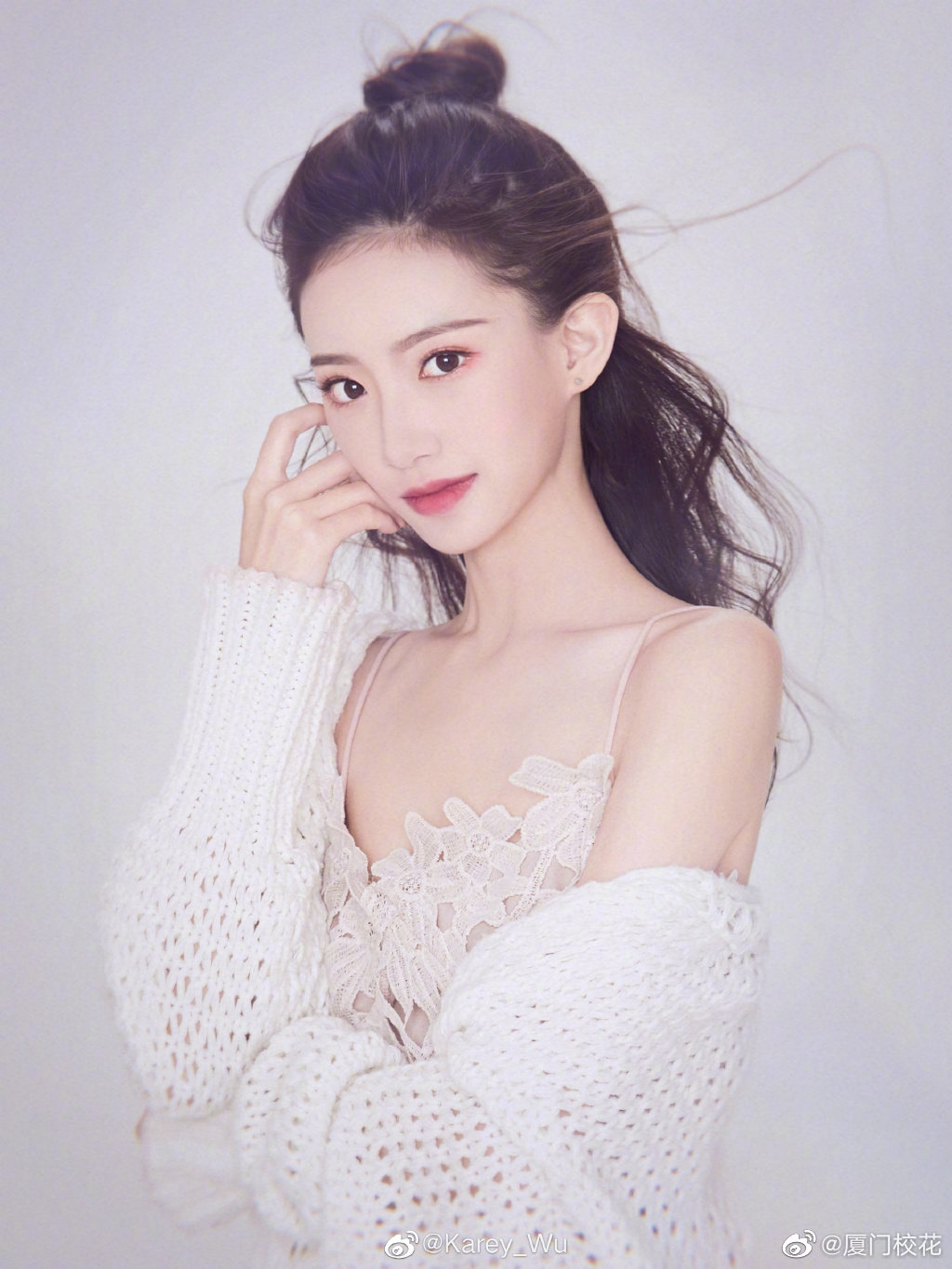 她叫Karey_Wu 98年，就读于中央音乐学院古琴专业，很有气质的女生