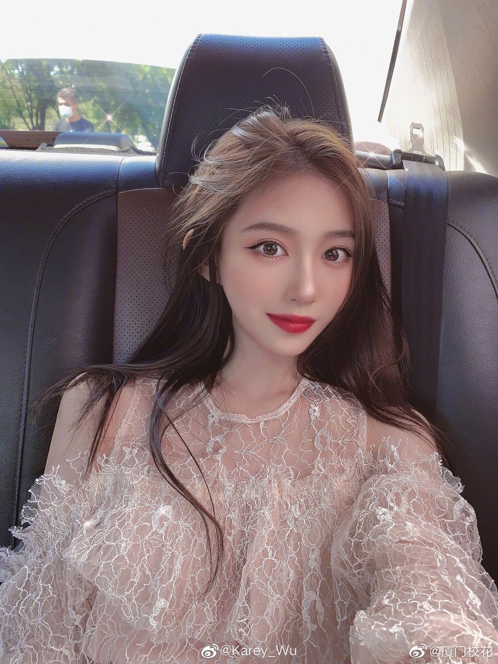 她叫Karey_Wu 98年，就读于中央音乐学院古琴专业，很有气质的女生