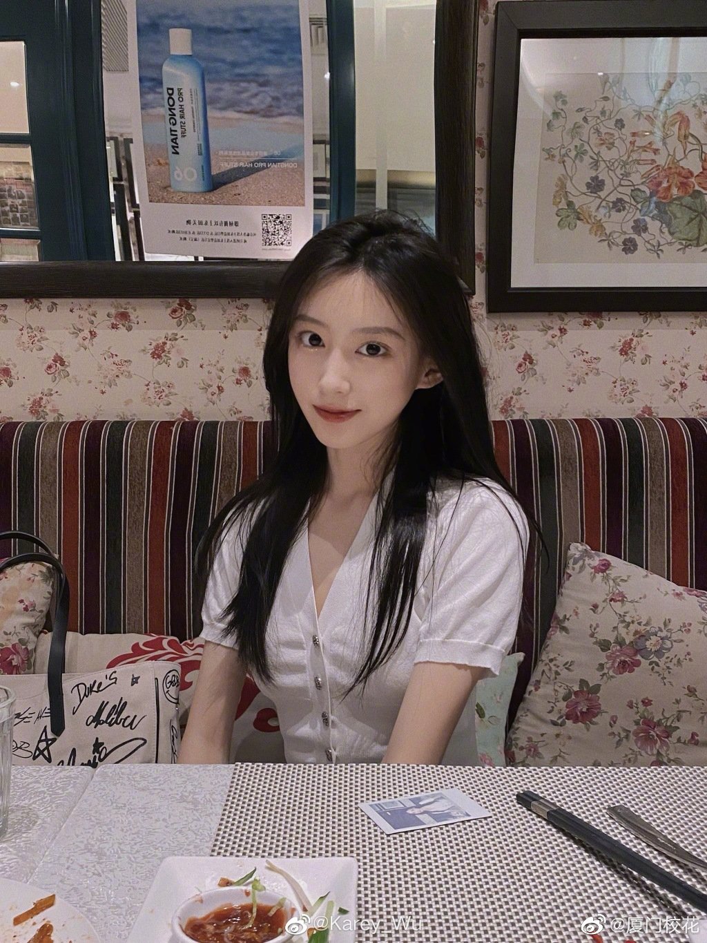 她叫Karey_Wu 98年，就读于中央音乐学院古琴专业，很有气质的女生