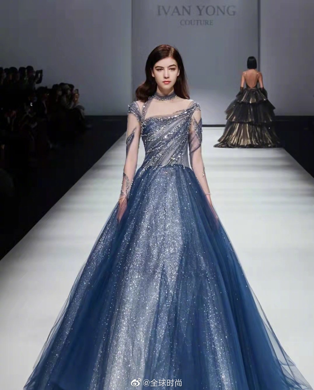 从银河里走出的婚纱 IVAN YONG 2022 SS大秀……__财经头条