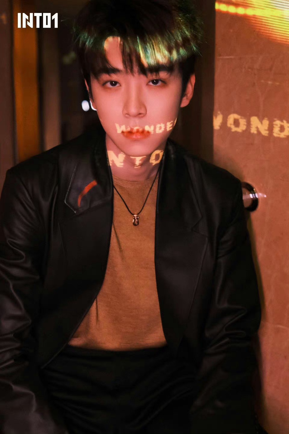 微博之夜内场图，INTO1坐姿好板正，弟弟们体态管理好到位