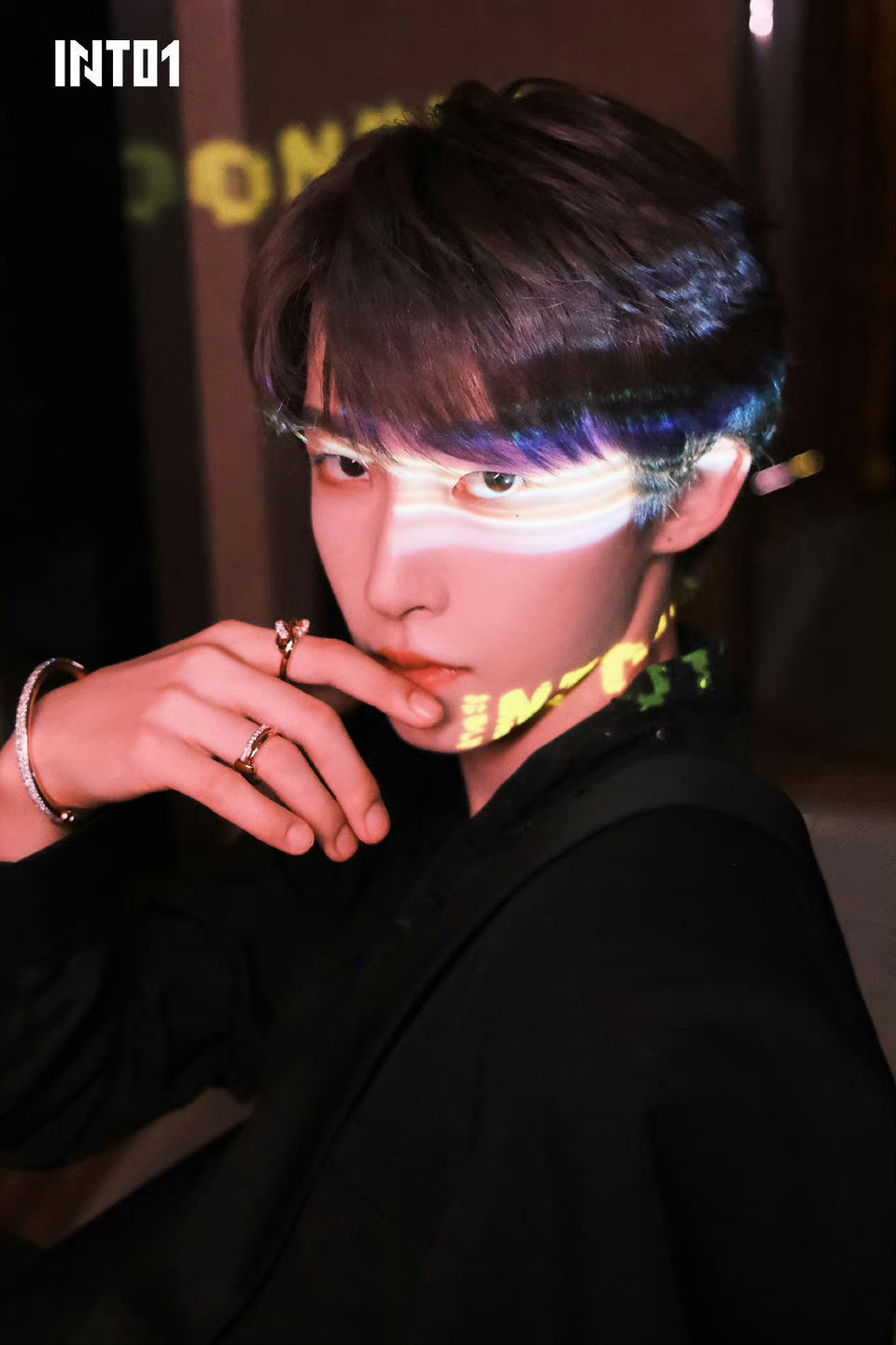 微博之夜内场图，INTO1坐姿好板正，弟弟们体态管理好到位