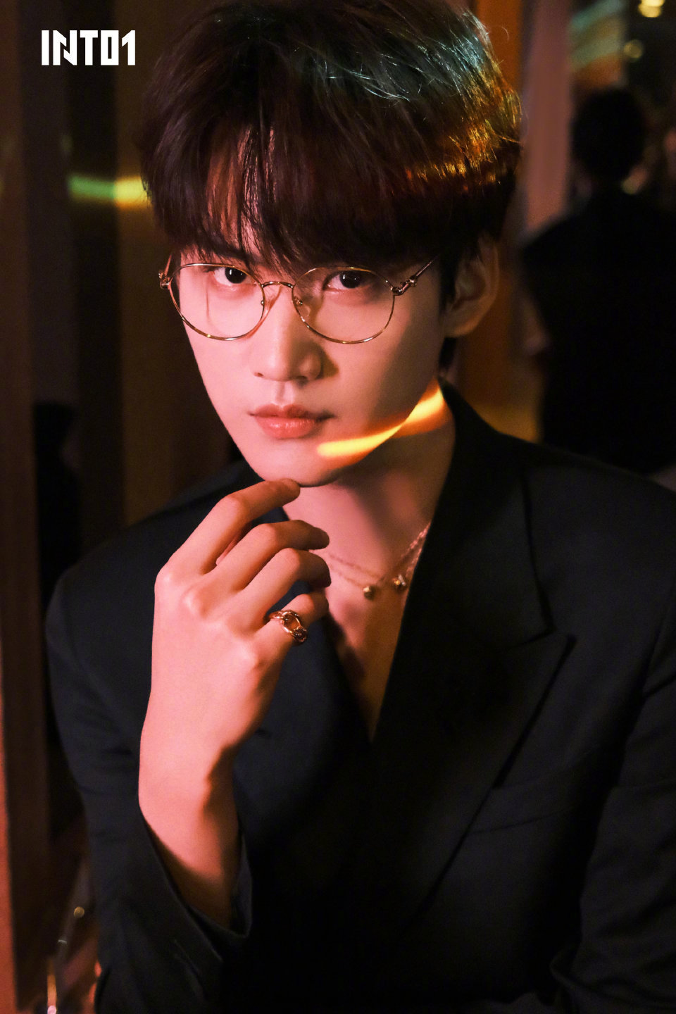 微博之夜内场图，INTO1坐姿好板正，弟弟们体态管理好到位