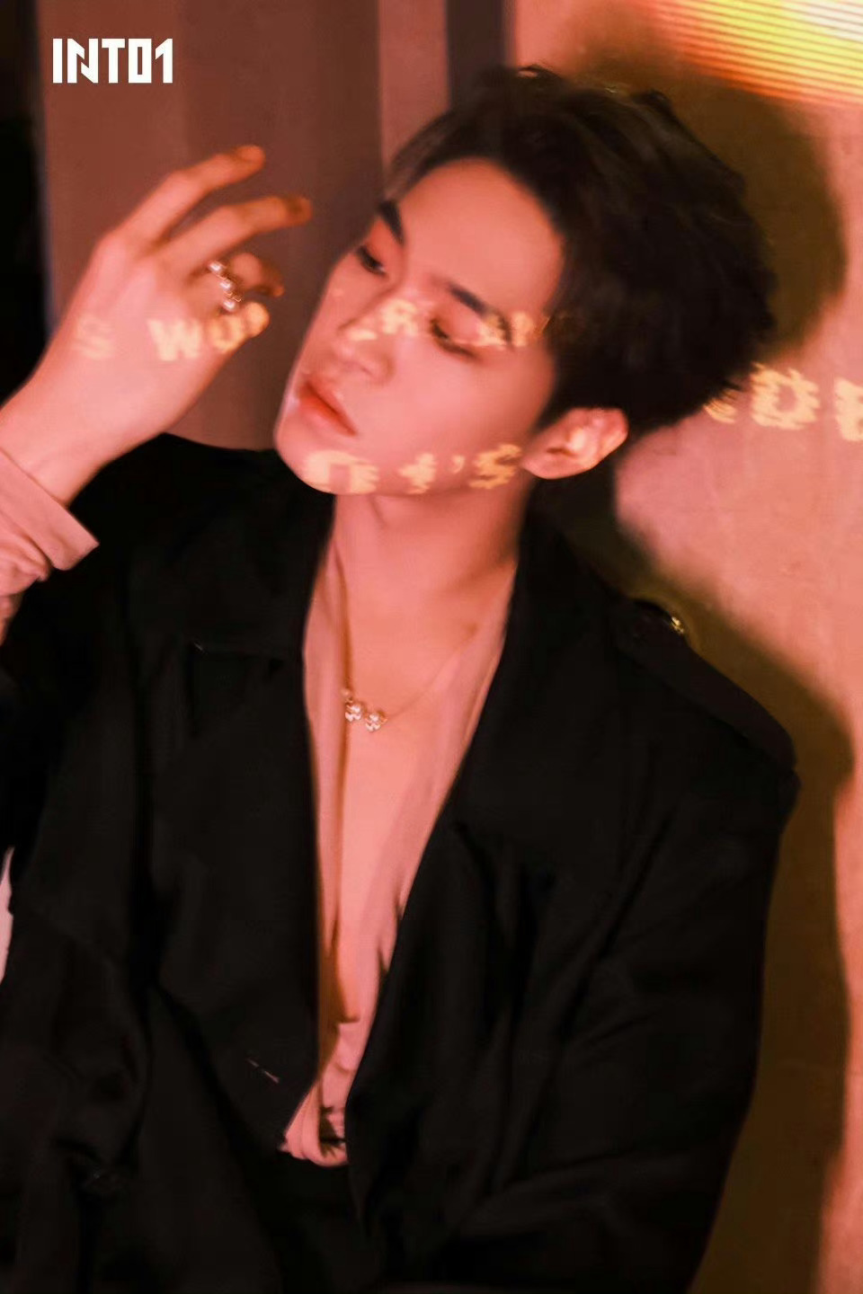 微博之夜内场图，INTO1坐姿好板正，弟弟们体态管理好到位