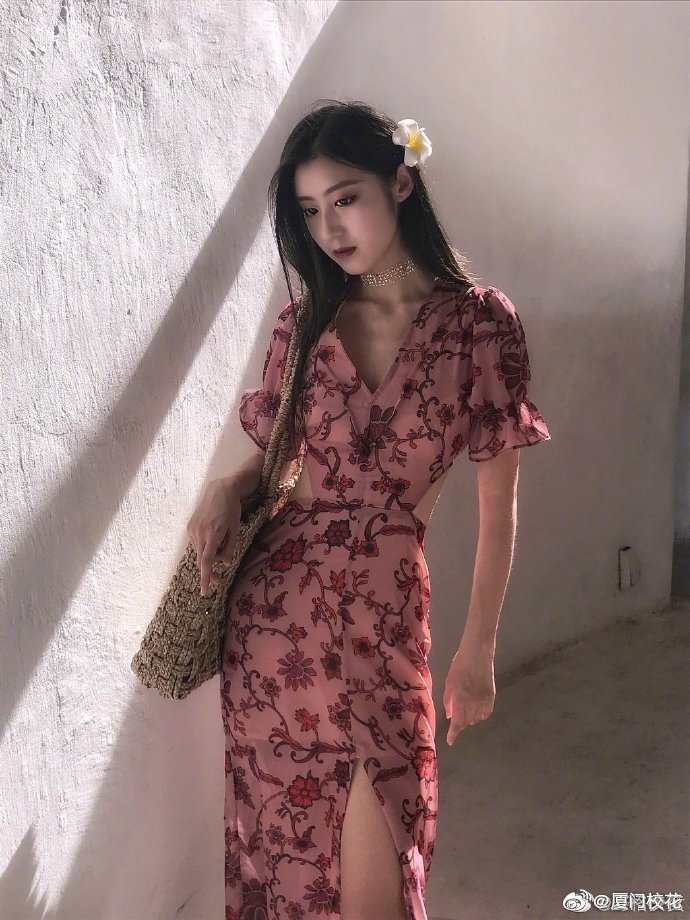 她叫吴梦蝶，98年，就读于电子科技大学，身高172cm