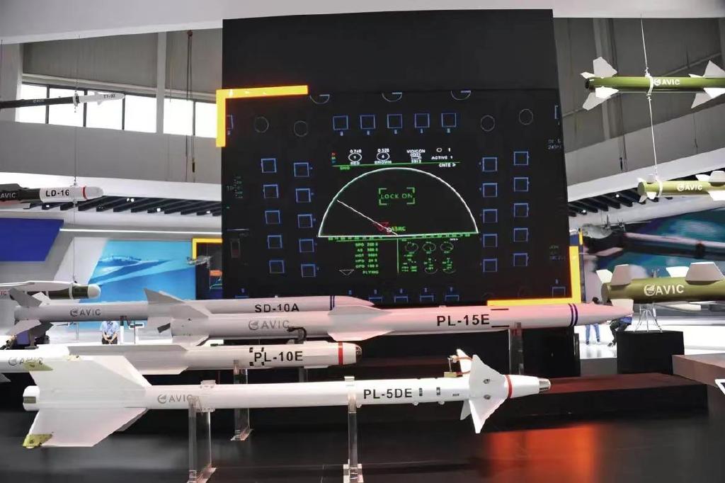 国产空空导弹形成精确打击体系，PL15有多先进？美空军已无优势？__财经头条