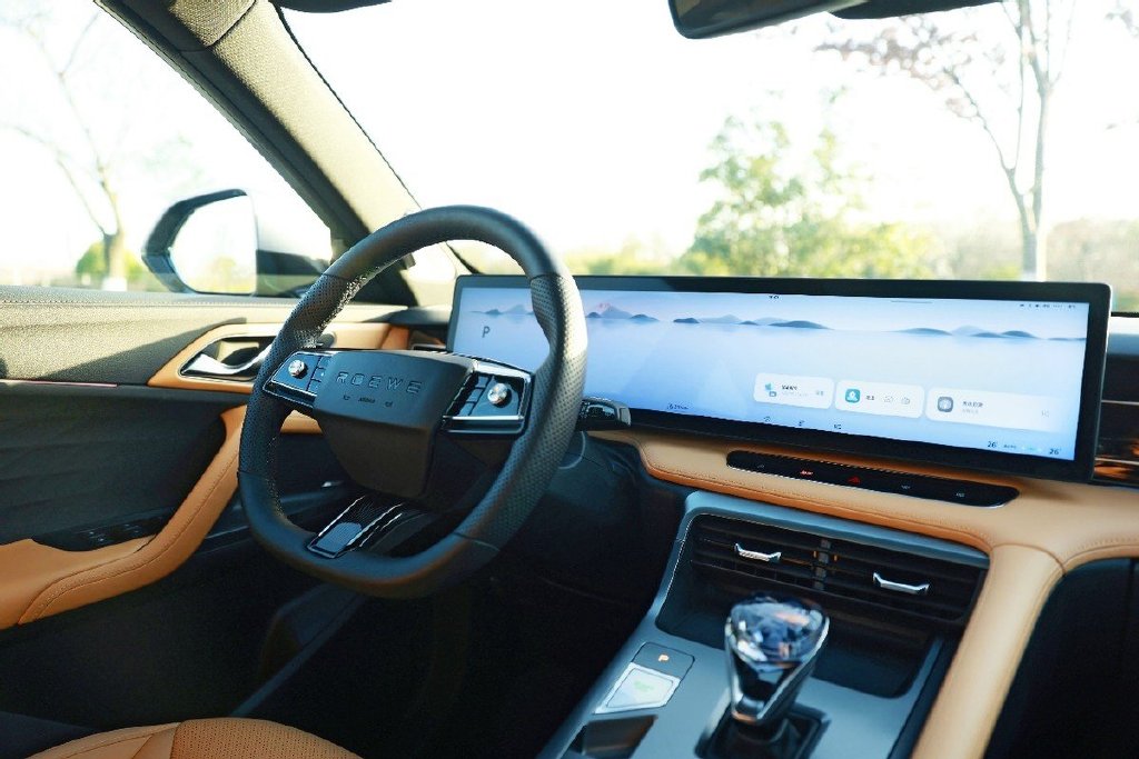 试驾全新第三代荣威RX5，科技狠活“滑移屏”真的爱了__财经头条