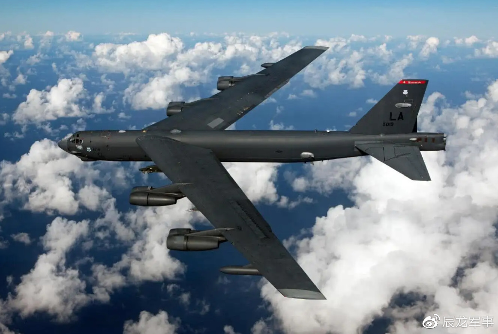 美B52H战机高调飞跃欧洲，展示核威慑，准备介入俄乌冲突？__财经头条