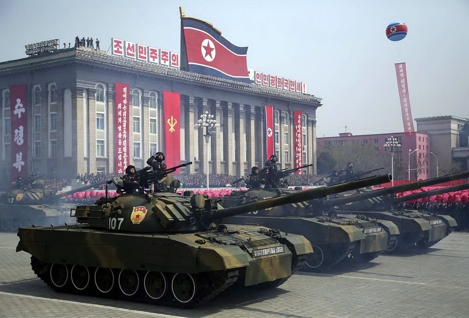 阅兵式上的DPRK人民军坦克图片